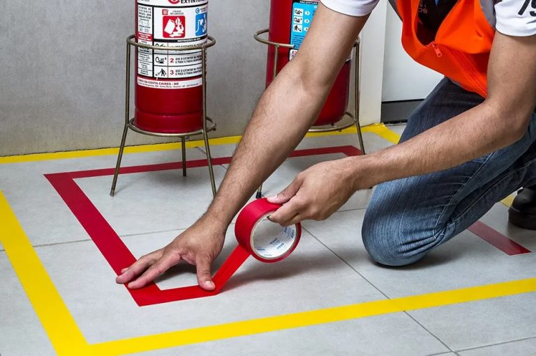 Como deve ser a sinalização de piso para extintores? - Cooperarts